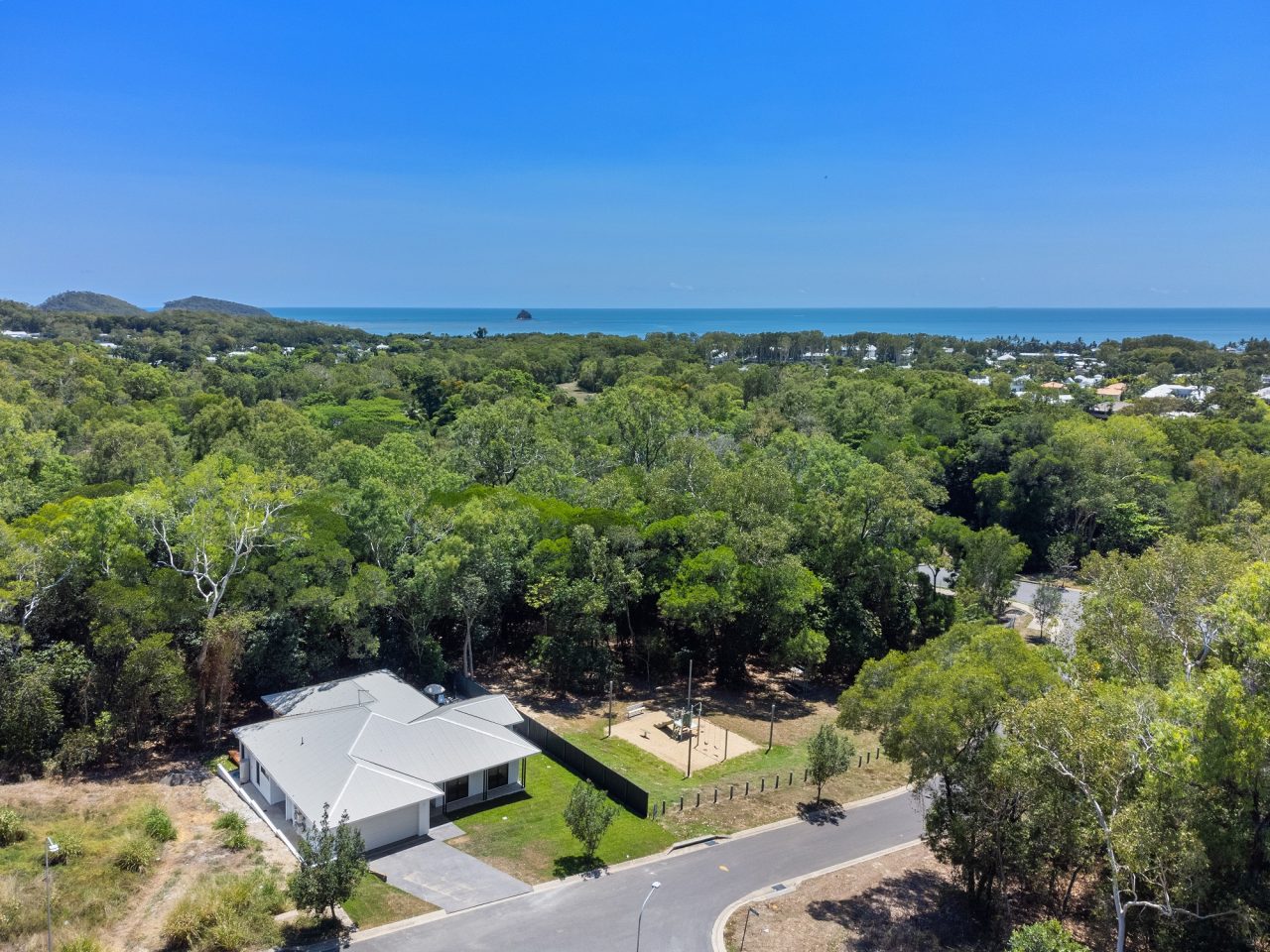 Palm Cove beach house with a Rainforest backdrop! - Freshwater Designer ...